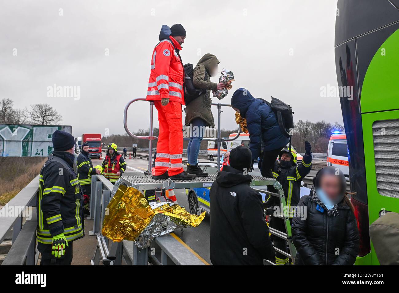 A9/Leipzig - Reisebus kracht auf LKW auf: Vier Verletzte und 56 Reisende in der Kälte ...
