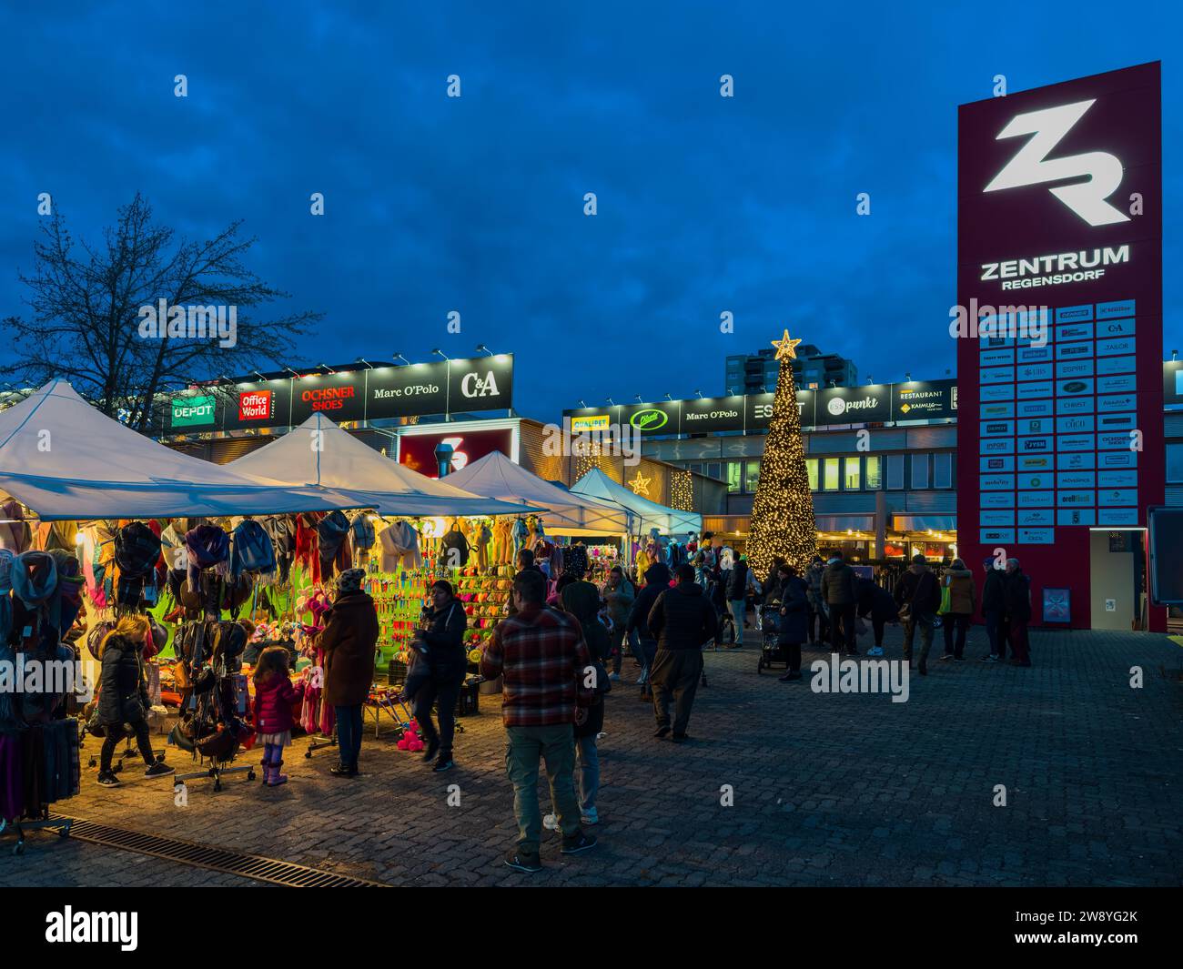 Regensdorf, Schweiz - 26. November 2023: Traditioneller Weihnachtsmarkt ...