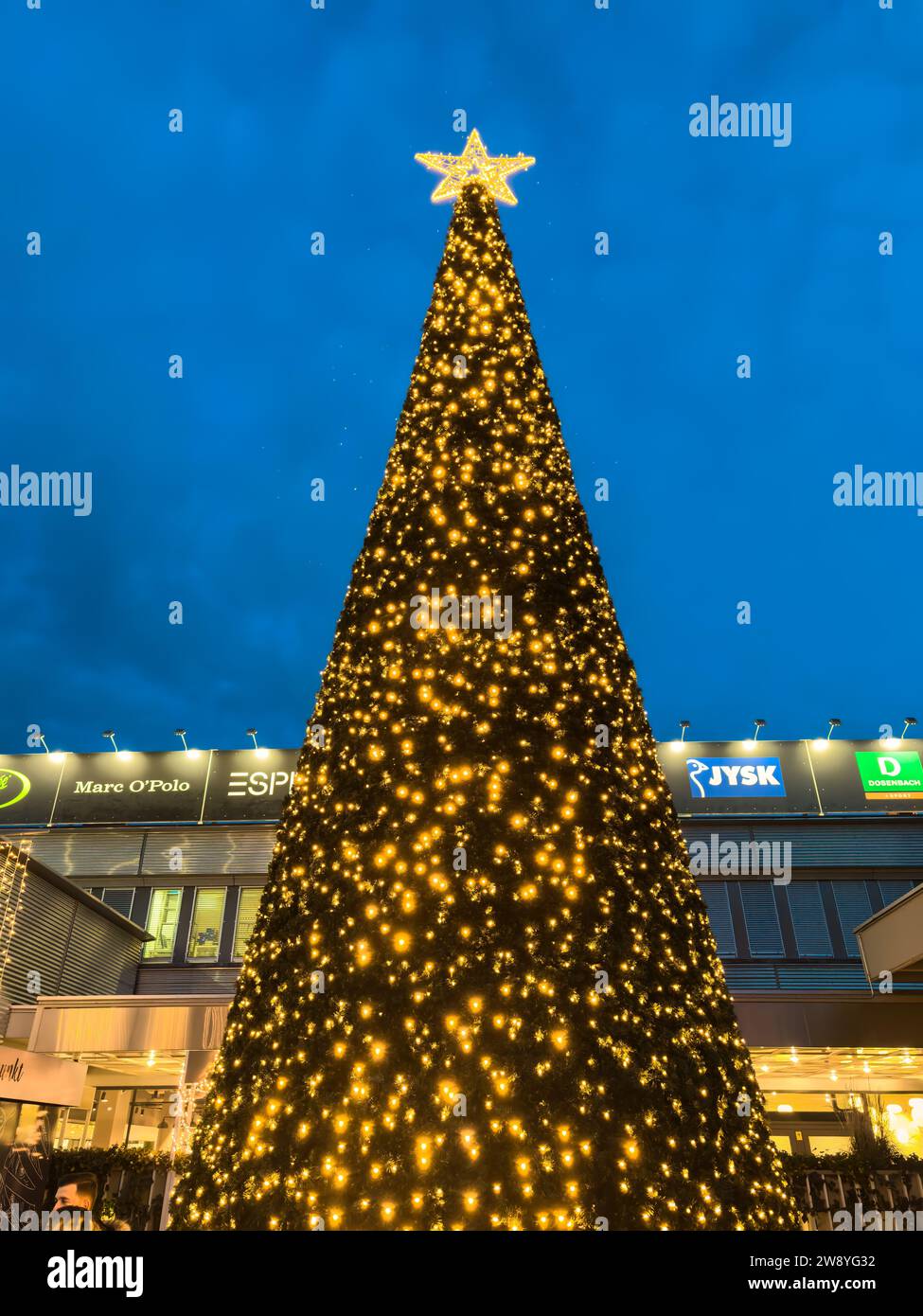 Regensdorf, Schweiz - 26. November 2023: Traditioneller Weihnachtsmarkt ...