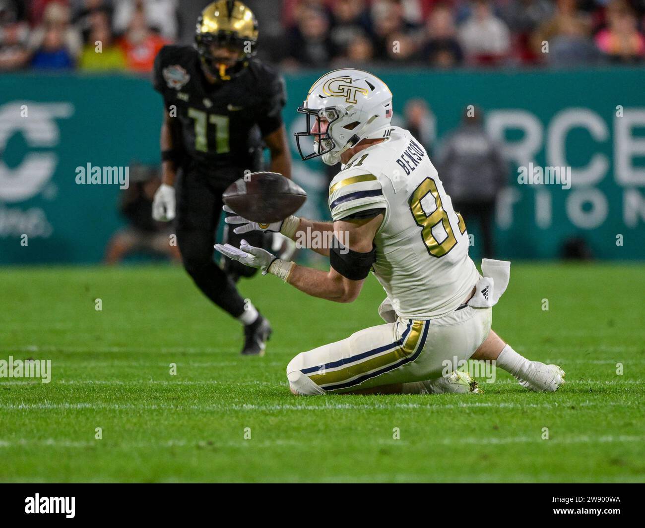 22. Dezember 2023: Georgia Tech Tight End Luke Benson (81) fängt den ...
