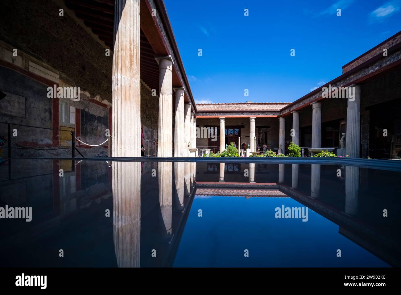 Ruinen der Casa dei Vettii in der archäologischen Stätte von Pompeji ...