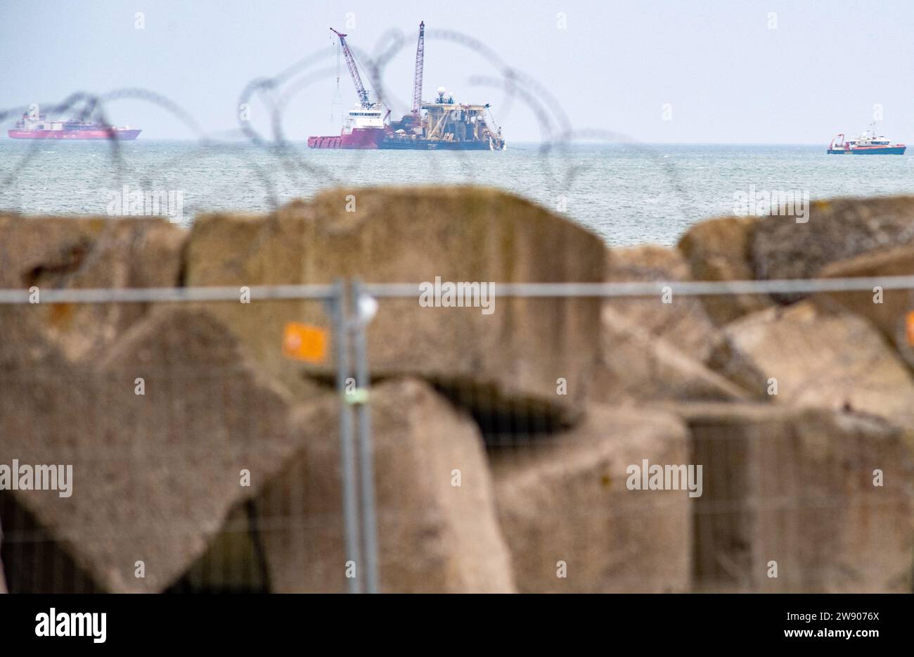 Mukran, Deutschland. Dezember 2023. Das Rohrleitungsschiff „Castoro 10 ...