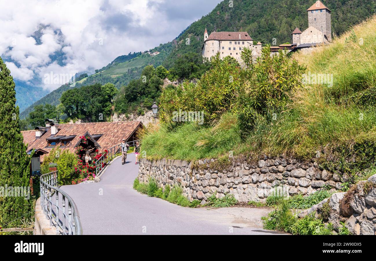 Schloss Tirol in Südtirol. Auf dem Schloss befindet sich das Südtiroler ...