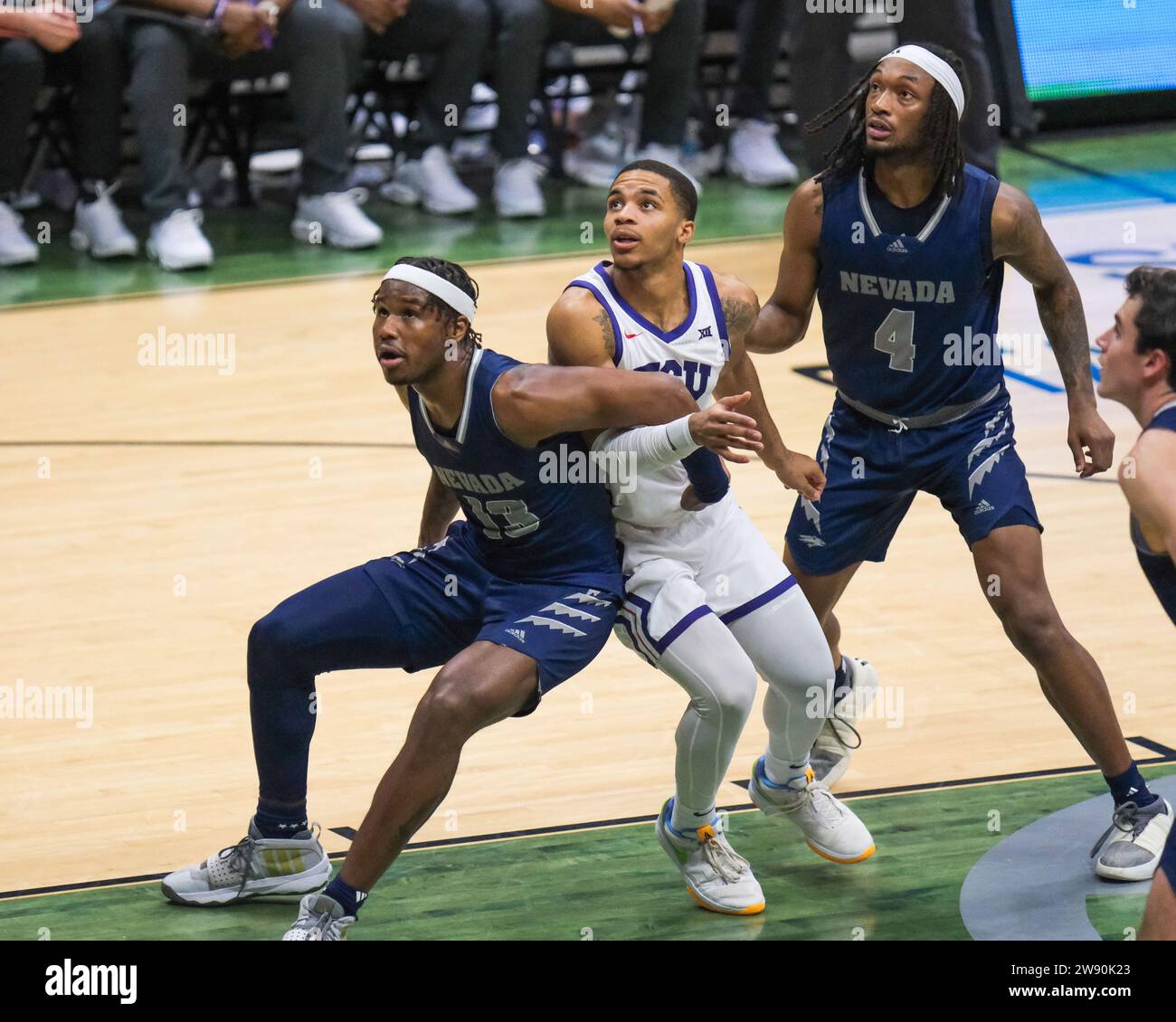 Dezember 2023: die Spieler Tylan Pope (33), Tre Coleman (4) und Jameer Nelson Jr. (4) kämpfen um ...