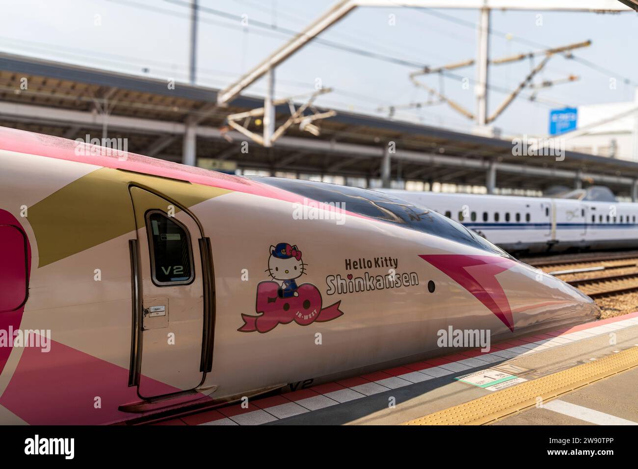 Hello kitty shinkansen train japan -Fotos und -Bildmaterial in hoher ...