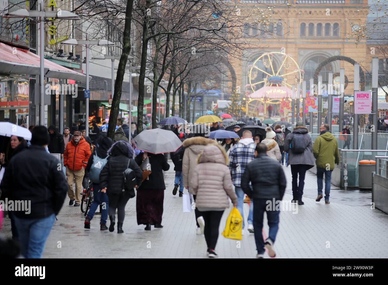 Hannover, Deutschland. Dezember 2023. Man läuft durch die Fußgängerzone ...