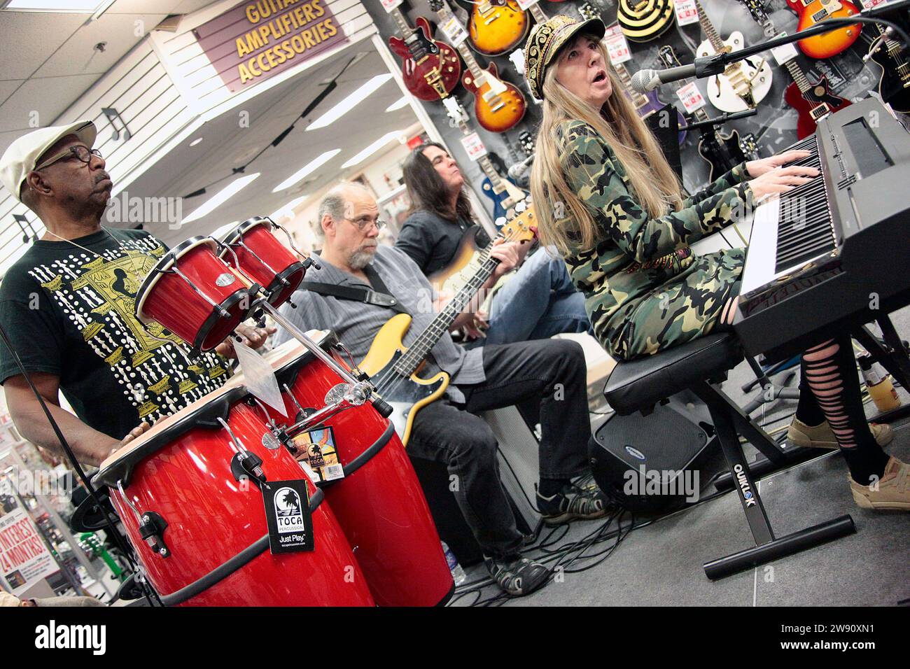 **DATEIFOTO** Essa Mohawk ist verstorben. PHILADELPHIA, PA - 8 ...