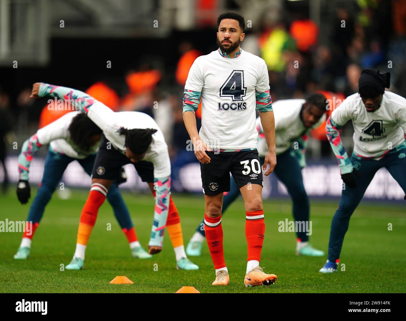 Andros Townsend von Luton Town trägt ein T-Shirt zur Unterstützung von ...