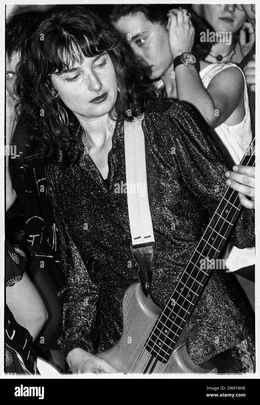 VOODOO QUEENS, NEWPORT TJs, 1994: Mary Deigan, die zweite Bassspielerin ...