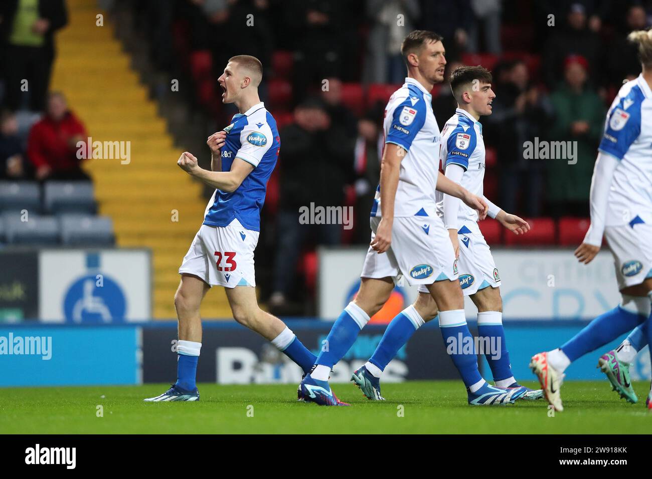 Adam Wharton (links) der Blackburn Rovers feiert das erste Tor ihrer ...