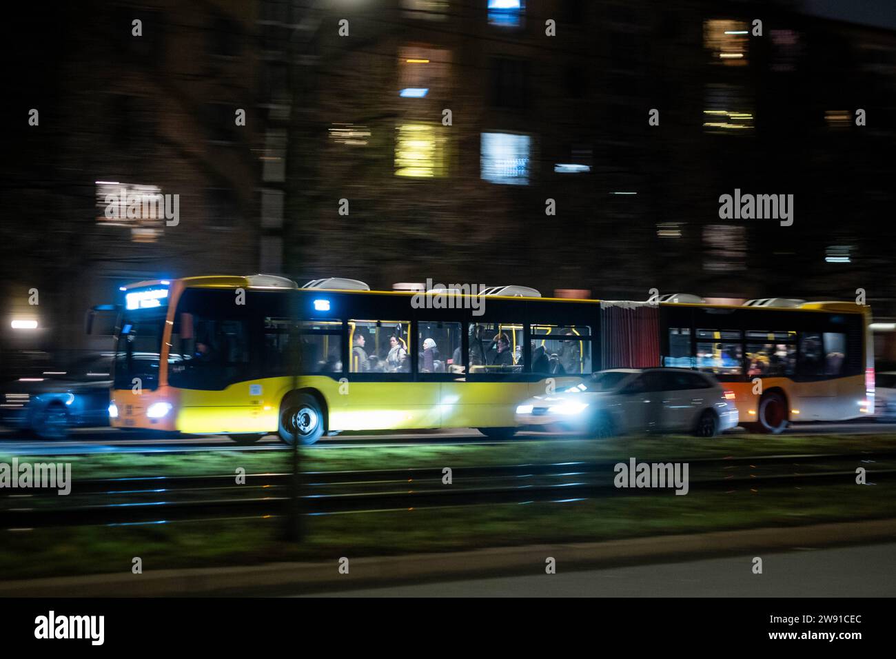 Bus der Berliner Verkehrsbetriebe BVG fährt über die Prenzlauer Allee ...