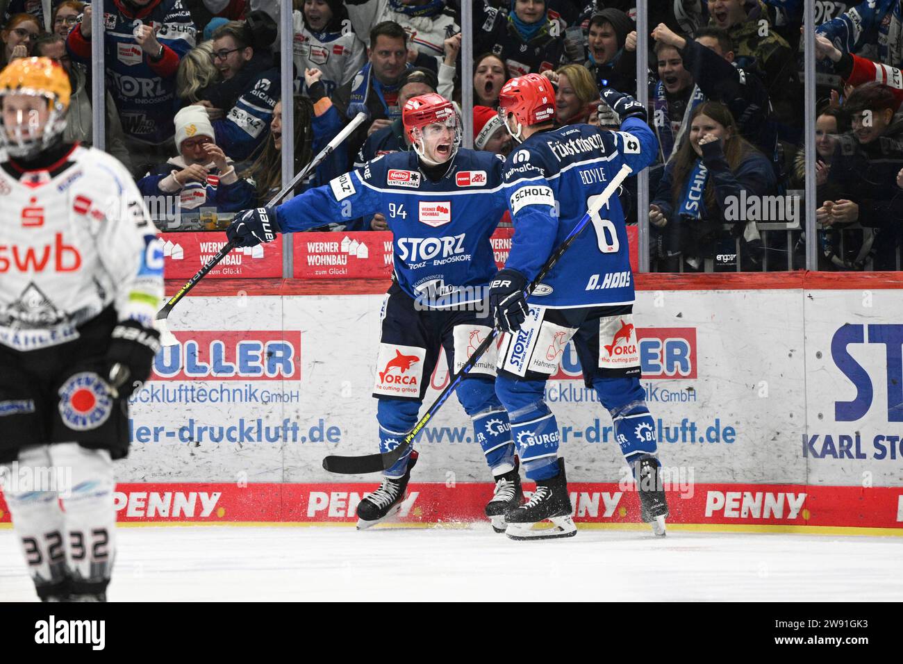Schwenningen, Deutschland. Dezember 2023. Jubel bei (v.l.n.r.) Phil ...