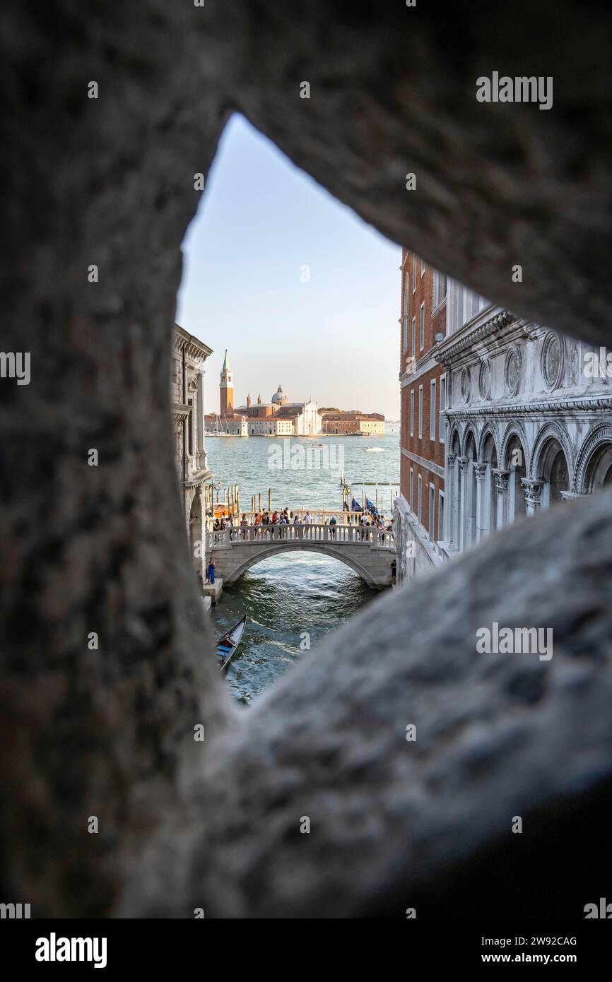 Blick von der Seufzerbrücke durch eine kleine Luke, Ponte della Paglia ...
