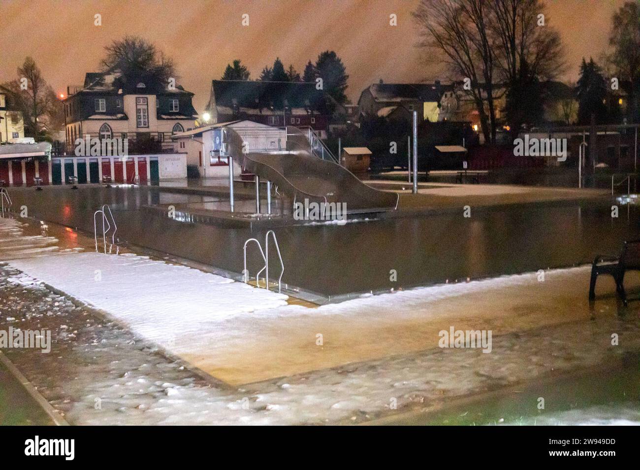 231224Überflutung News ID: EN 2023-12-24 Extreme Tauwetter: Freibad ...