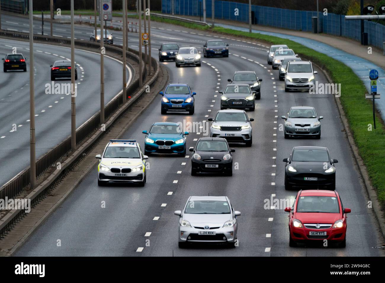 Verkehr auf der A13 in London, da Millionen von Menschen aufgrund des ...