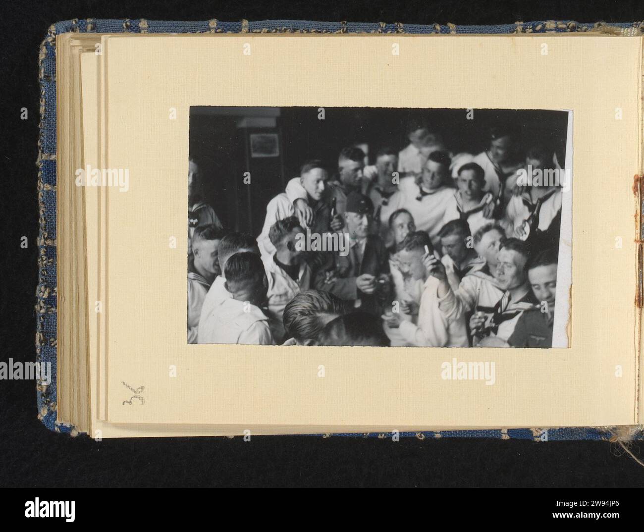 Matrosen feiern, Anonym, 1940 - 1943 Foto Singen und Feiern deutscher ...