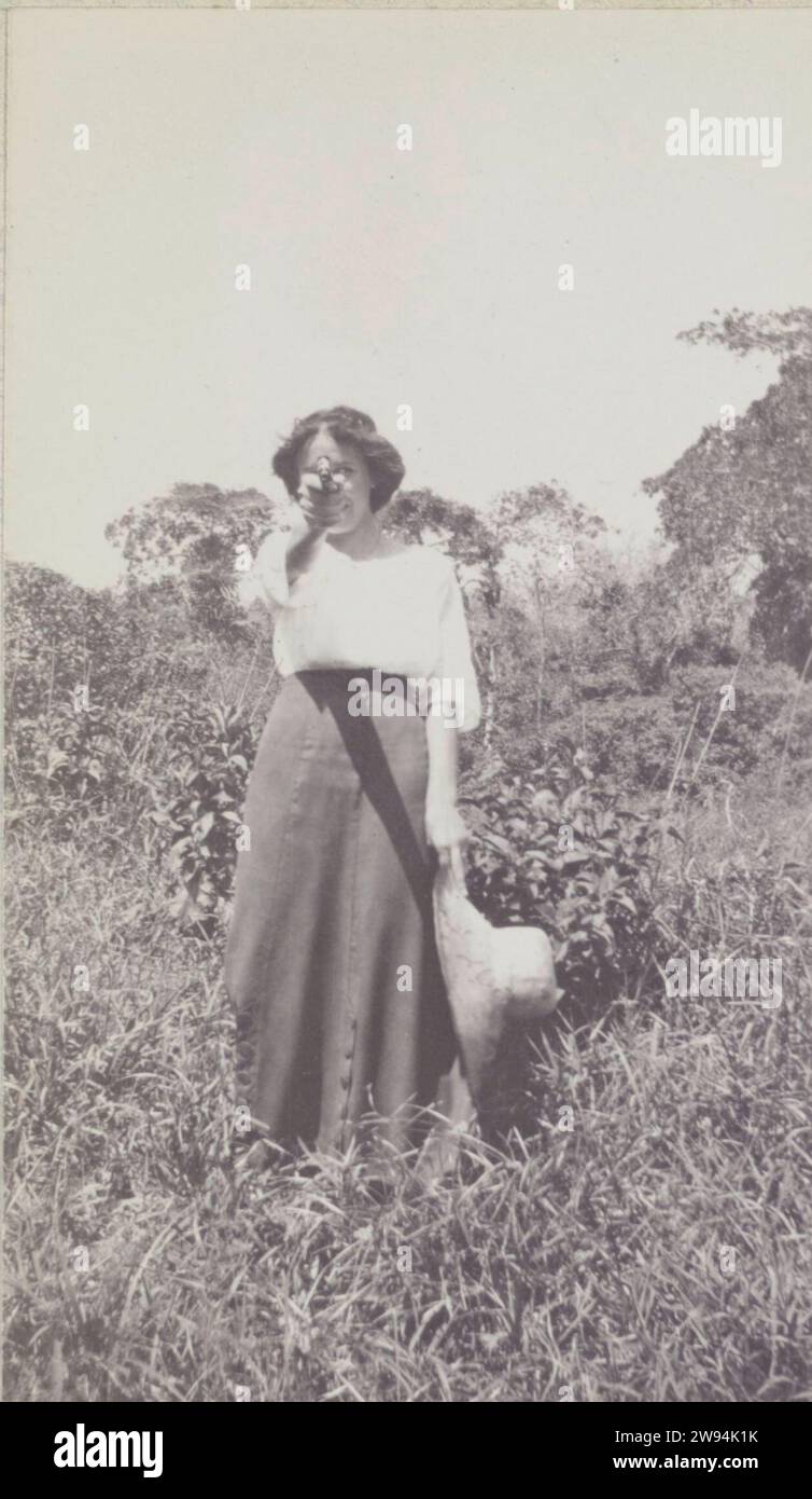 Maria Gonggrijp mit Pistole, Andries Augustus Boom, 1911 Foto Maria ...