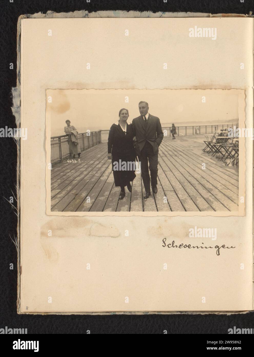 Else Wachenheimer-Moos geht mit ihrem Mann Eugen Wachenheimer über den ...