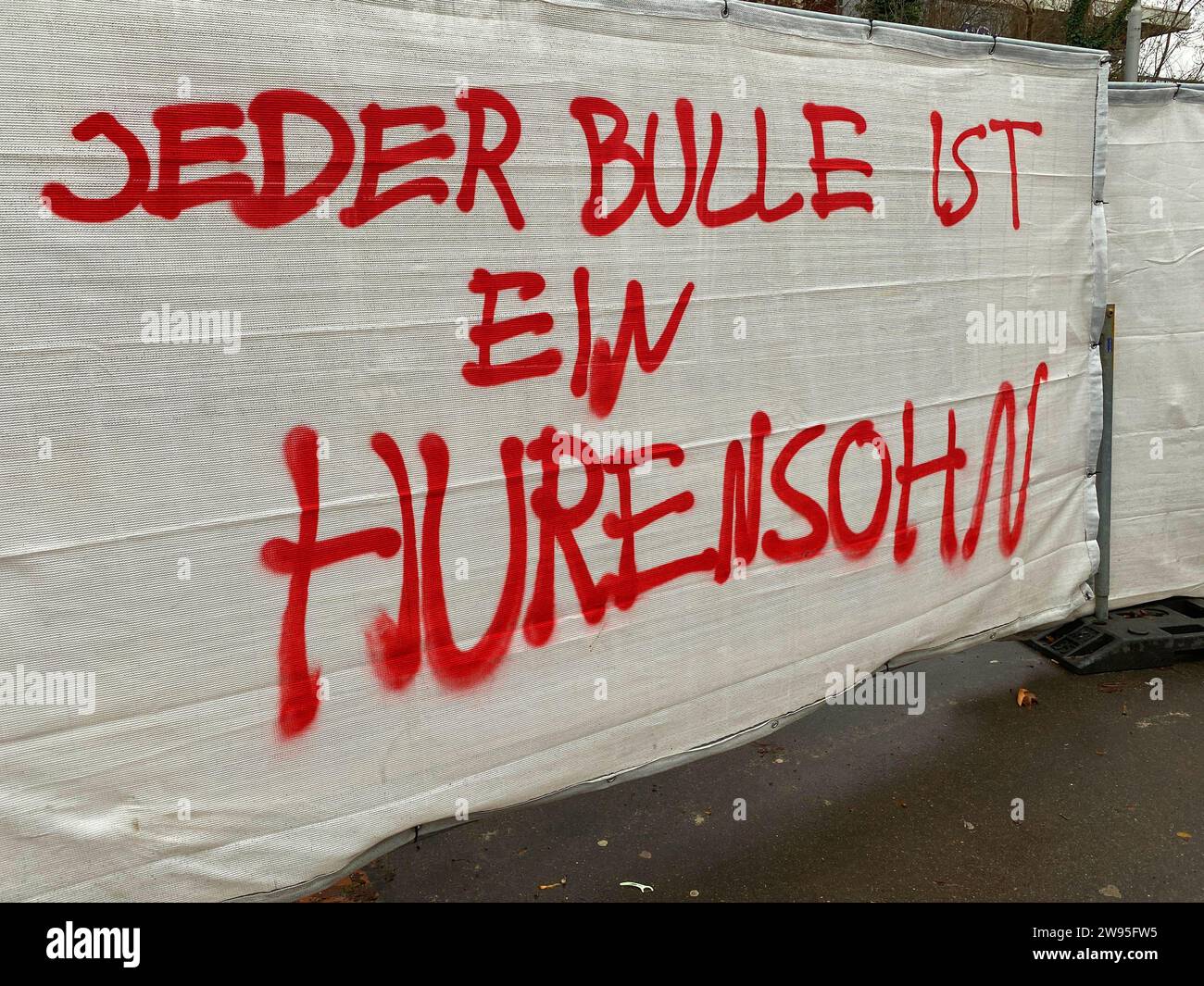 JEDER BULLE ist ein HURENSOHN, Hassrede, Hassrede, Slogan, Beleidigung ... JEDER BULLE ist ein HURENSOHN, Hassrede, Hassrede, Slogan, Beleidigung ...