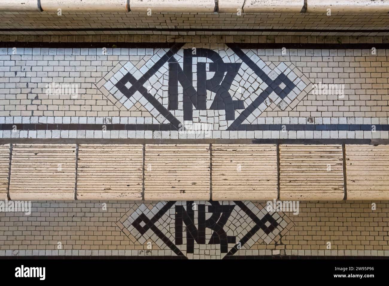 Die Treppe im Bahnhof Dunedin mit dem Logo der New Zealand Railways im Mosaik Stockfotografie ...