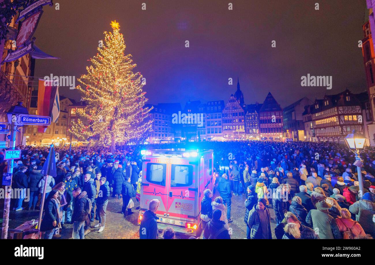 24. Dezember 2023, Hessen, Frankfurt/Main: Ein Krankenwagen fährt auf dem Römerberg mit blauen ...