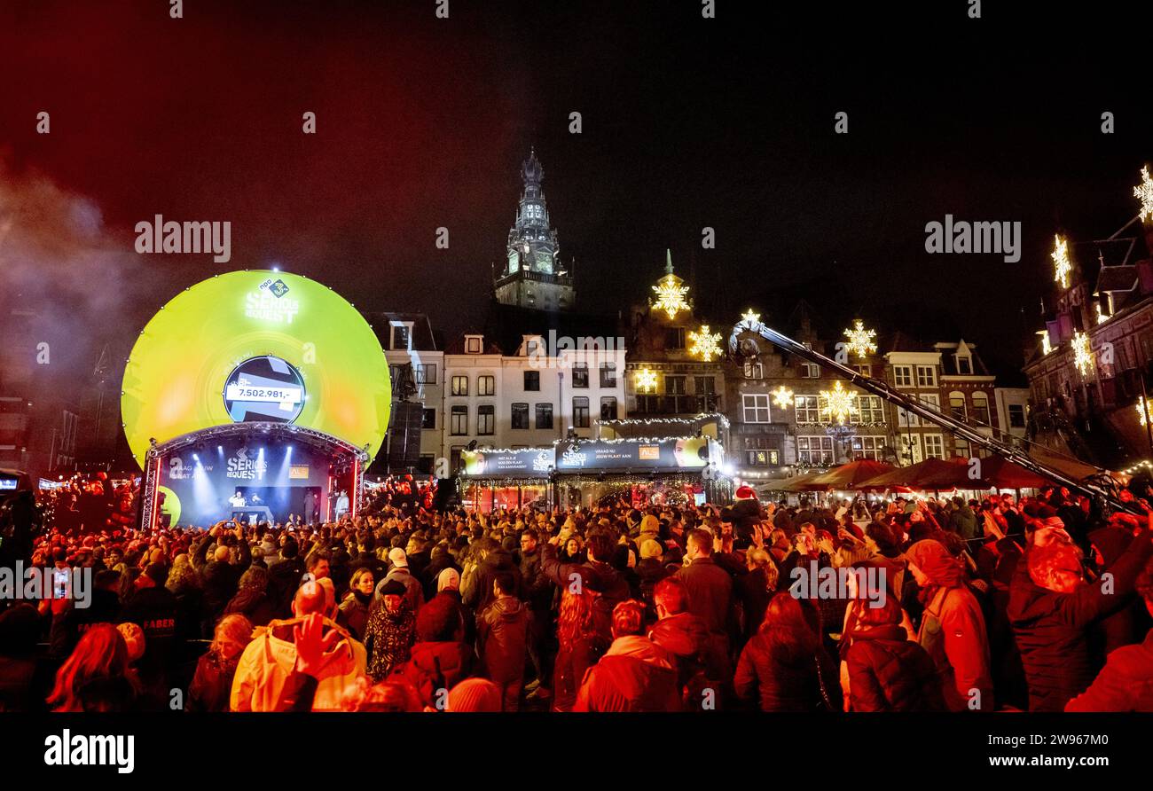 NIJMEGEN - Publikum am Abend, an dem die 3FM DJs Barend van Deelen ...