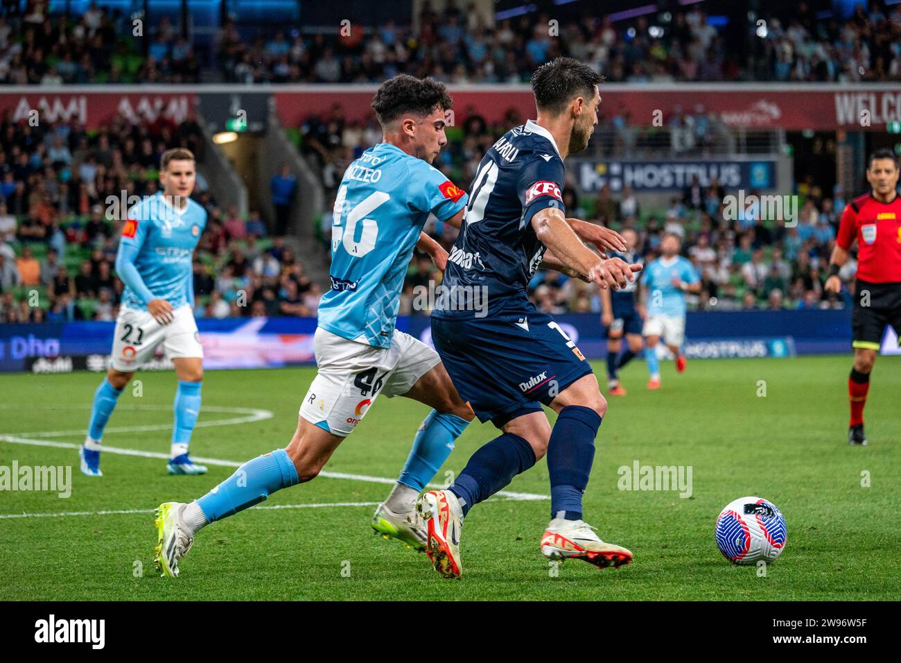 Melbourne, Australien. 23. Dezember 2023. Bruno Fornaroli (#10) schützt ...