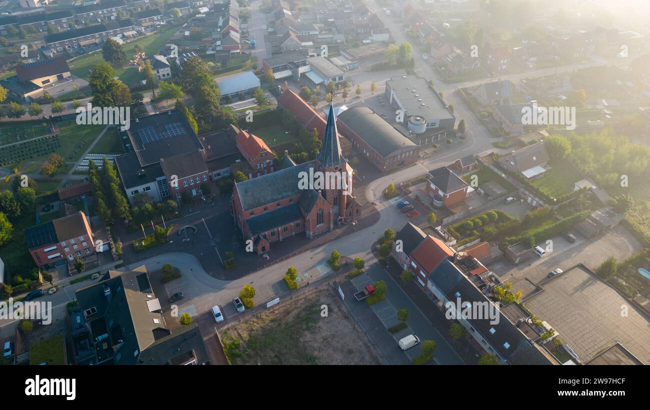 Das Bild zeigt die Sint Jozef Kirche in Rijkevorsel aus der Luft bei ...