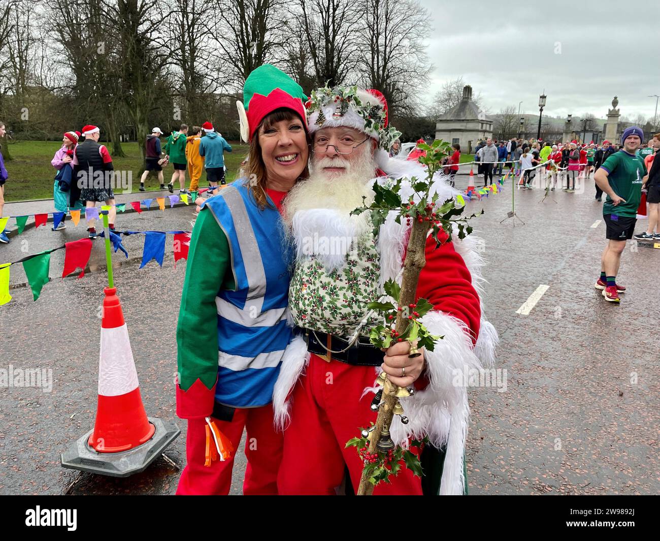 Renndirektorin Marianne Hood und Jimmy McNeilly verkleideten sich als ...