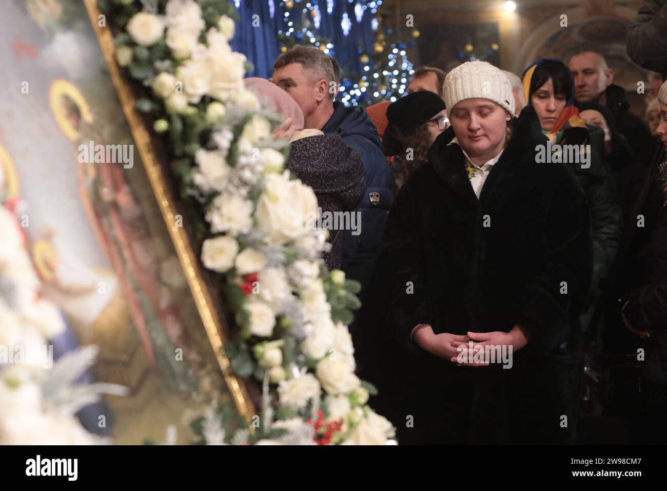 Nicht exklusiv: KIEW, UKRAINE - 24. DEZEMBER 2023 - Gläubige nehmen an ...