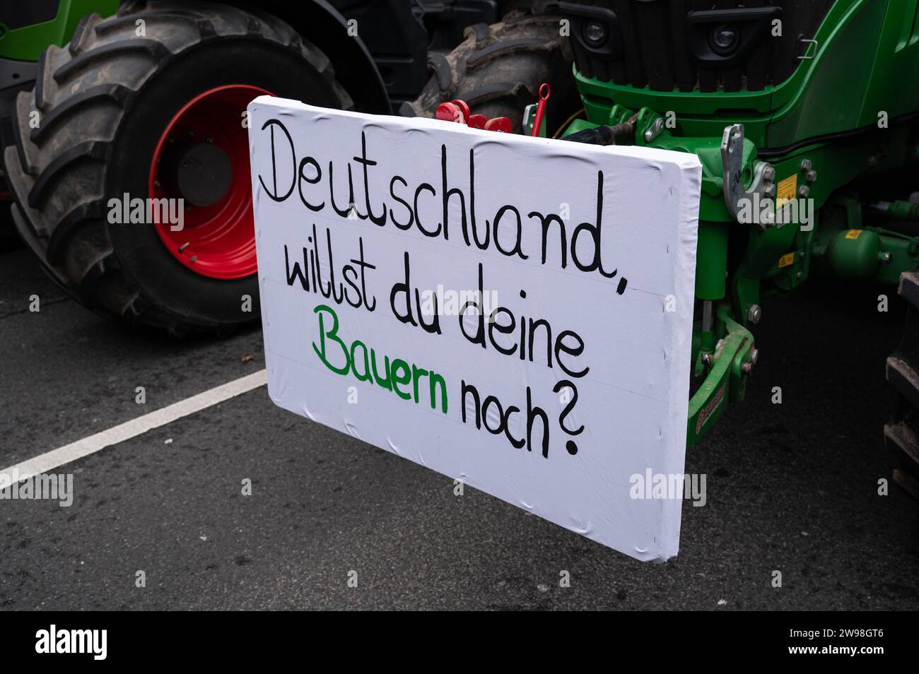 18.12.2023, Berlin, Deutschland, Europa - mehrere tausend Bauern ...