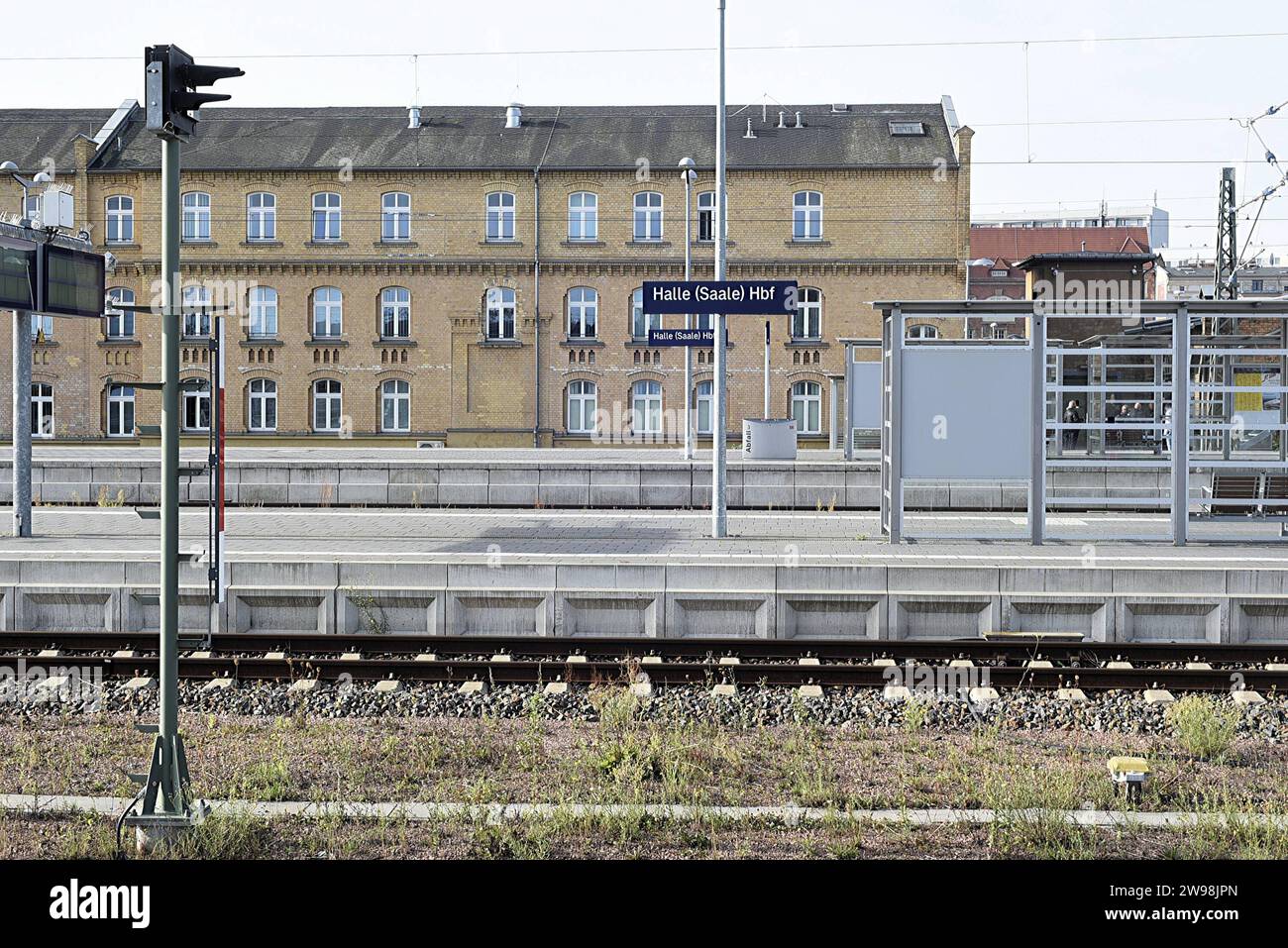 Leere Bahnsteige am Bahnhof Halle Saale mit Schilder des Bahnhofs in ...