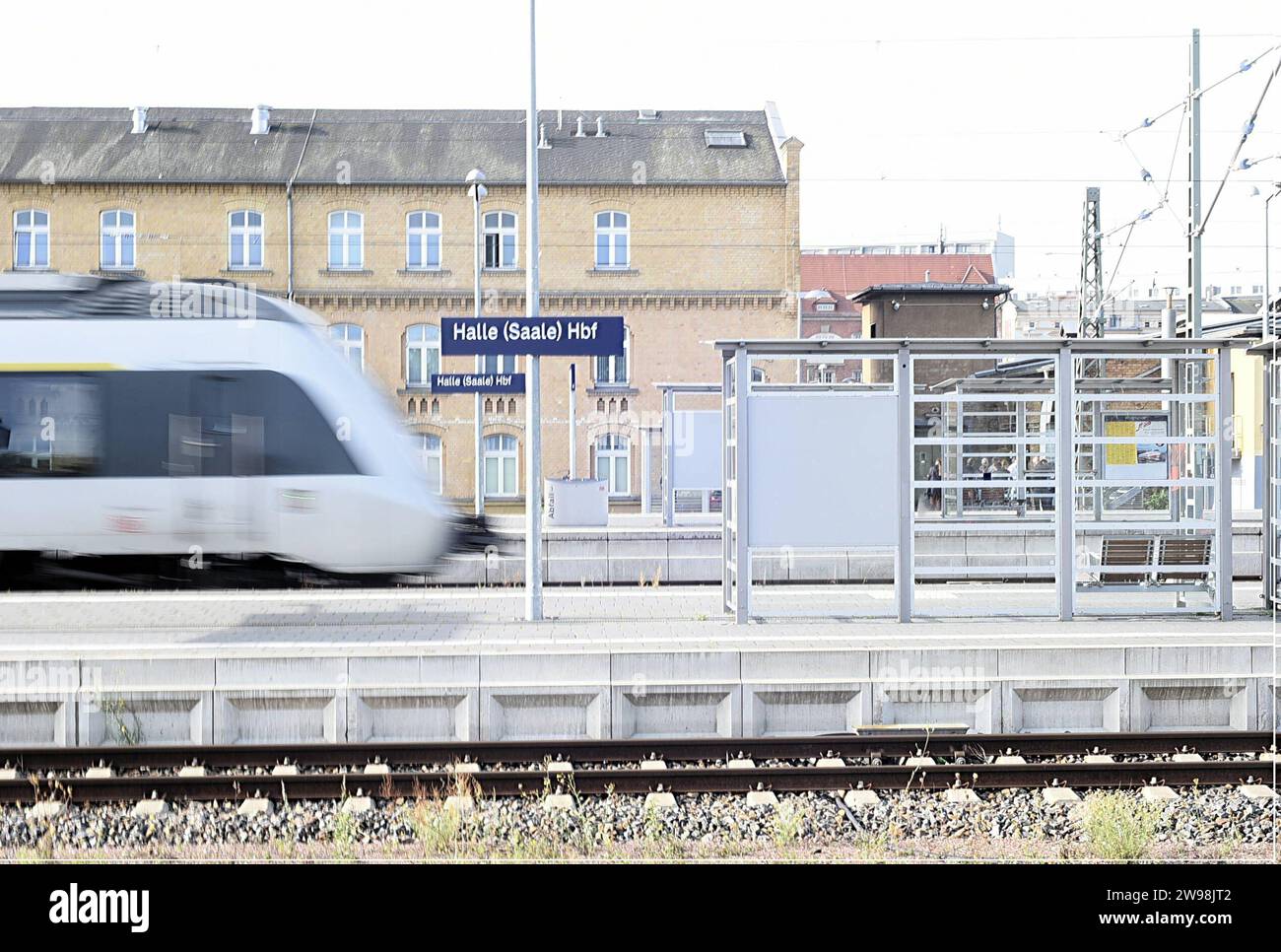 Bahnhof halle saale -Fotos und -Bildmaterial in hoher Auflösung – Alamy