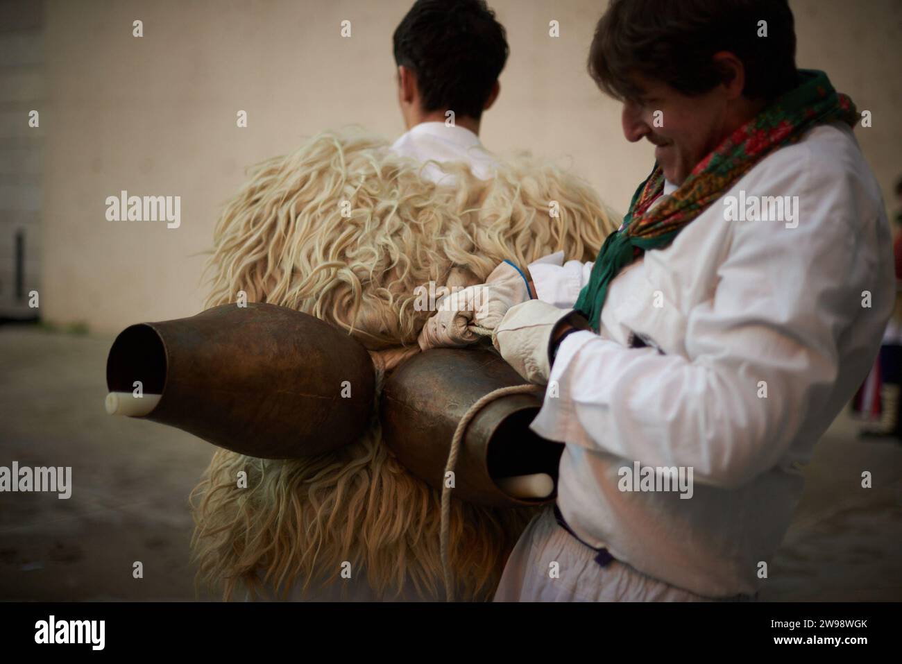 Villava, Spanien. Dezember 2023. Ein Joaldunak bereitet sich vor, indem ...