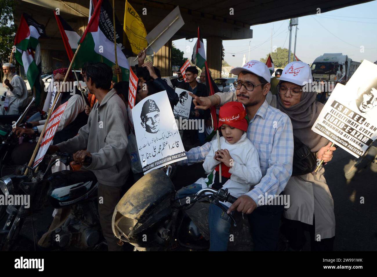 Mitglieder der Palestine Foundation Pakistan halten am Montag, den 25 ...