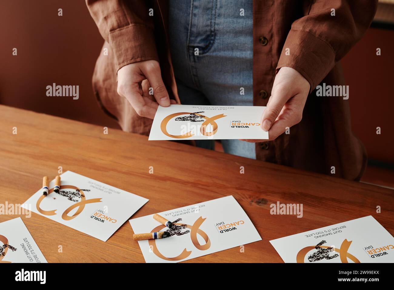 Hände einer jungen, nicht erkennbaren Frau, die eine Karte mit ...