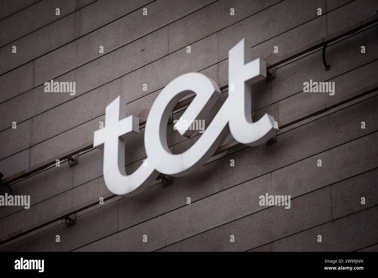 Bild eines Schildes mit dem Logo von TET in Riga, Lettland. Tet ...