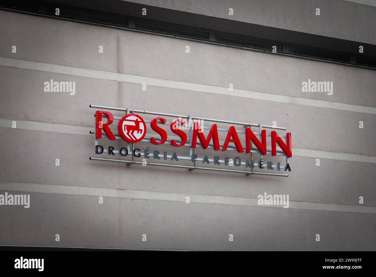 Bild eines Schildes mit dem Logo von Rossmann in einem ihrer Geschäfte ...