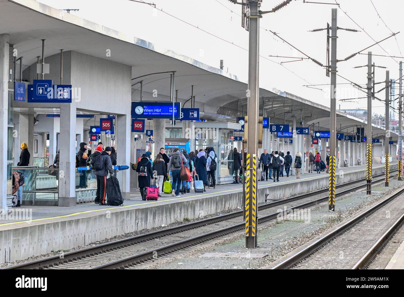 Hauptbahnhof Linz, Hauptbahnhof Linz, Bahnhofshalle, Bahnsteig 26.12. ...