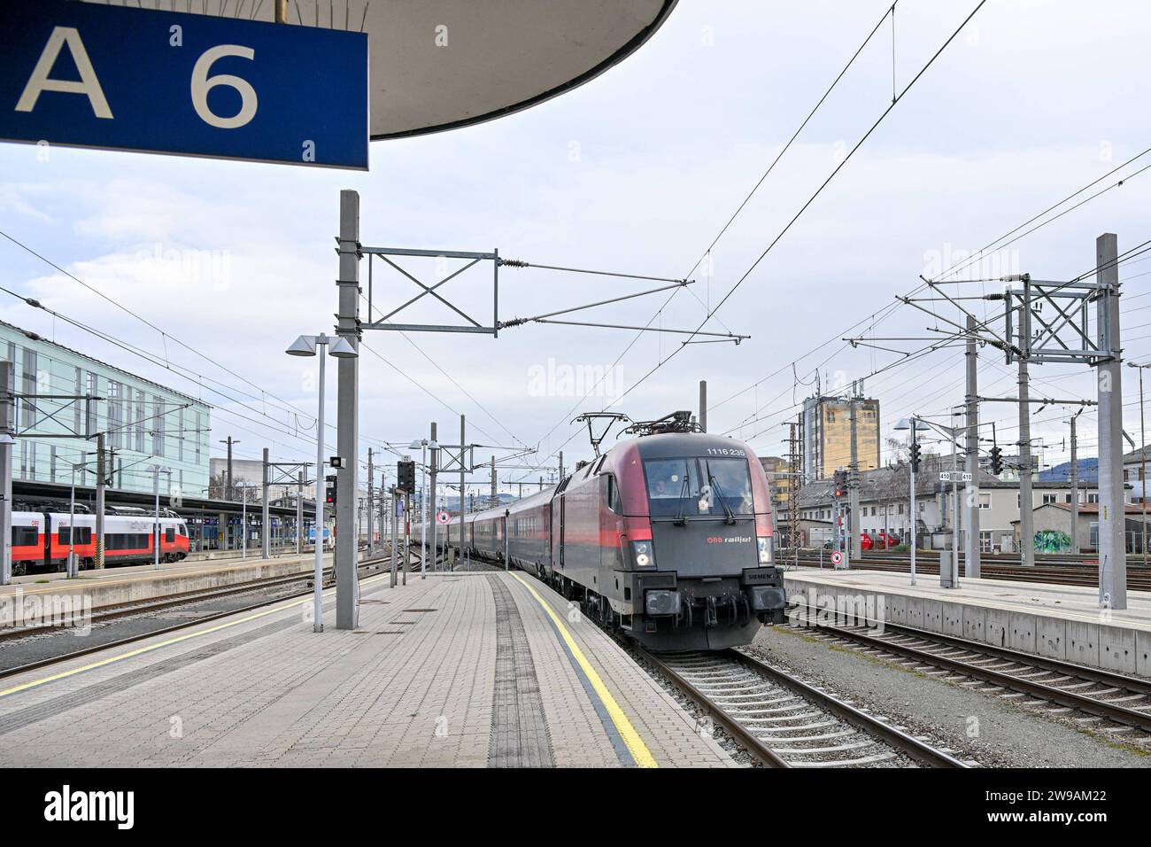 Hauptbahnhof Linz, Hauptbahnhof Linz, Bahnhofshalle, Bahnsteig 26.12. ...