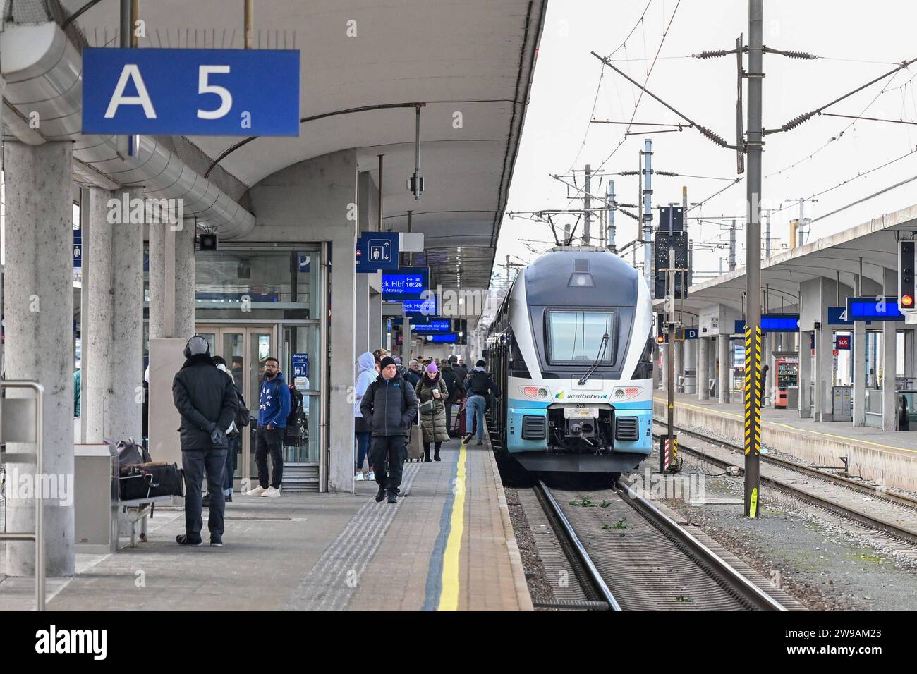 Hauptbahnhof Linz, Hauptbahnhof Linz, Bahnhofshalle, Bahnsteig 26.12. ...