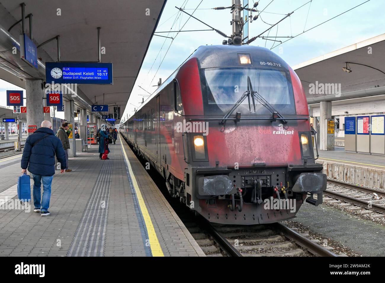 Hauptbahnhof Linz, Hauptbahnhof Linz, Bahnhofshalle, Bahnsteig 26.12. ...