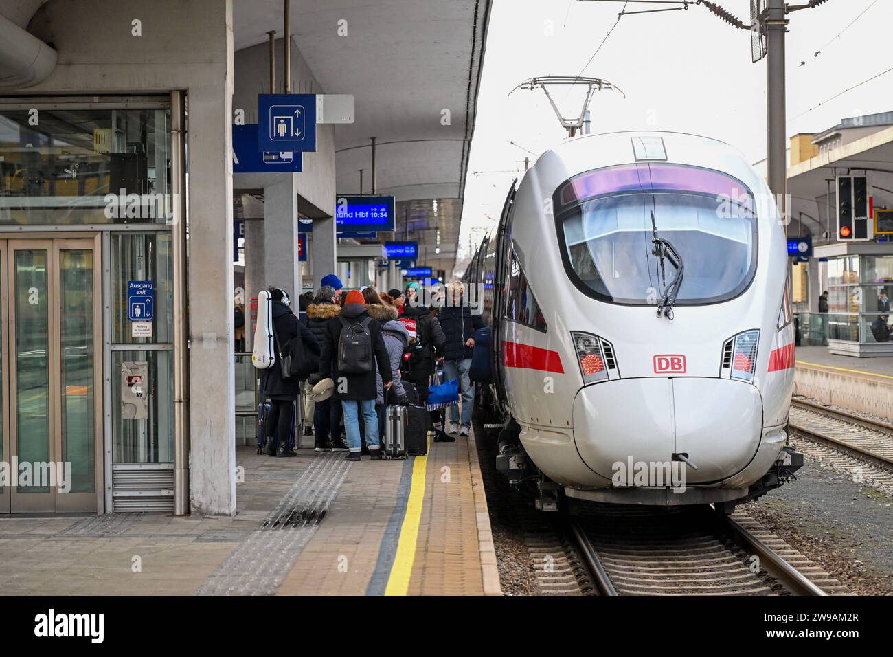 Hauptbahnhof Linz, Hauptbahnhof Linz, Bahnhofshalle, Bahnsteig 26.12. ...