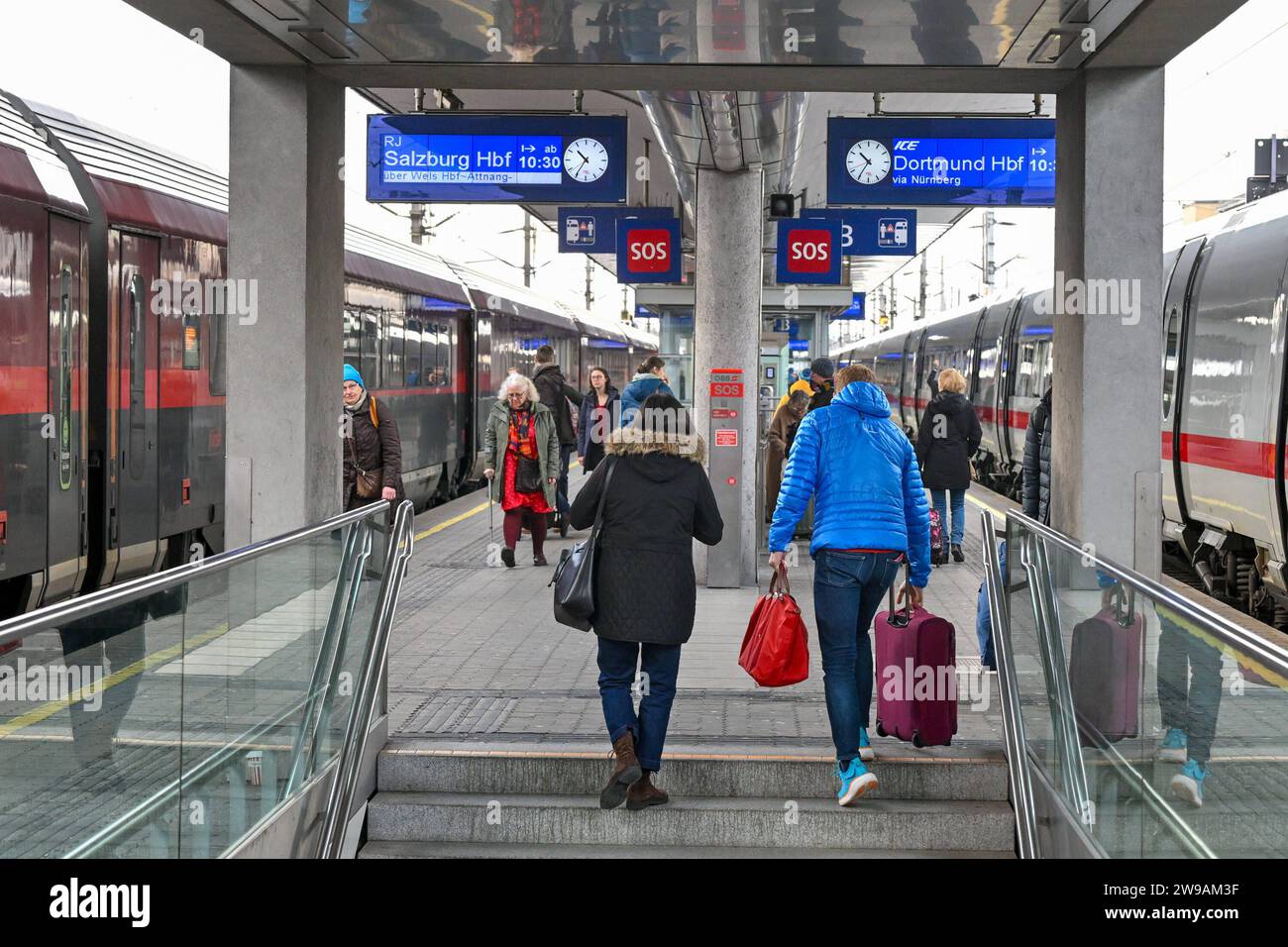 Hauptbahnhof Linz, Hauptbahnhof Linz, Bahnhofshalle, Bahnsteig 26.12. ...