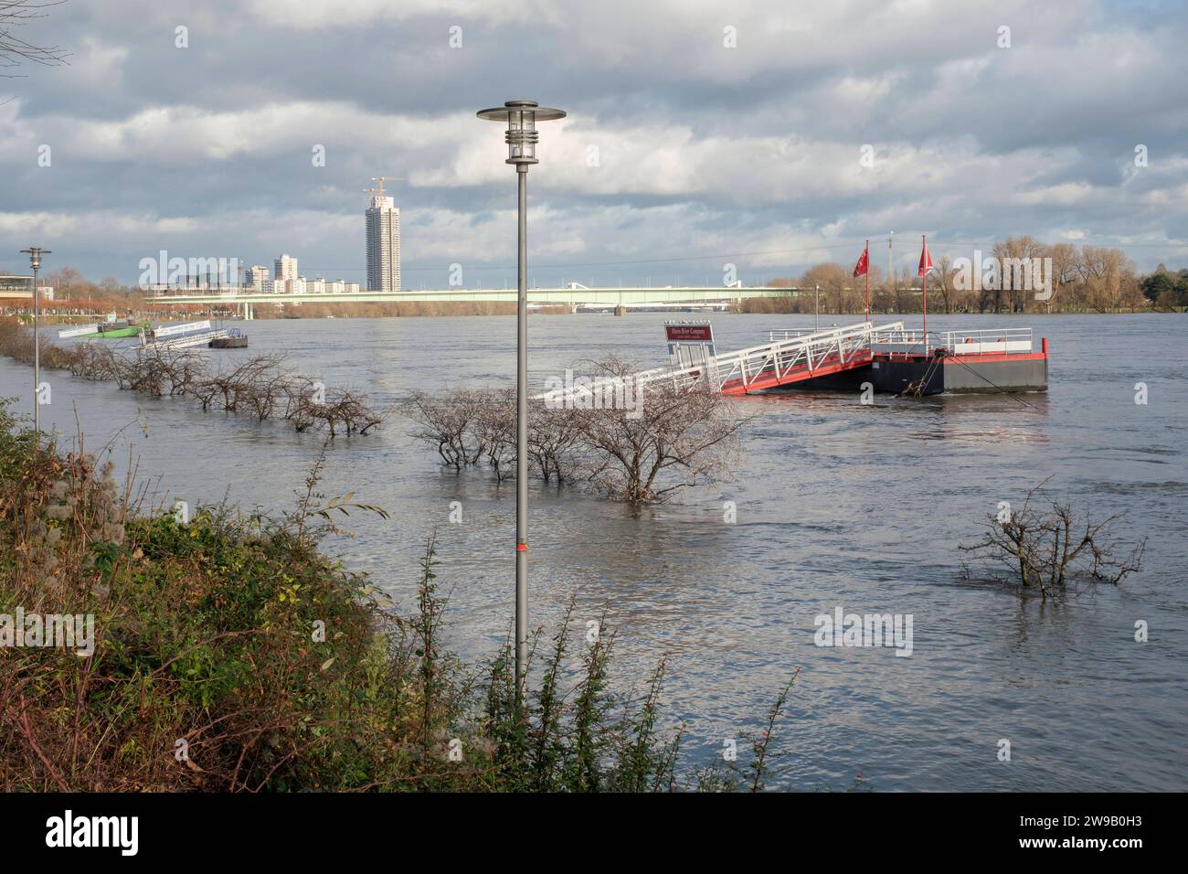 Hochwasser am Rhein in der Kölner Innenstadt *** Hochwasser am Rhein in ...