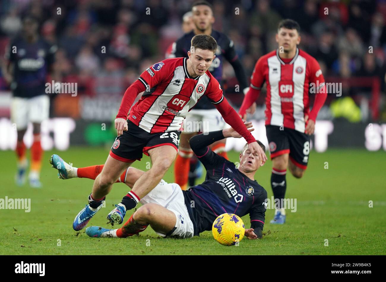 James McAtee (links) von Sheffield United und Ross Barkley von Luton ...
