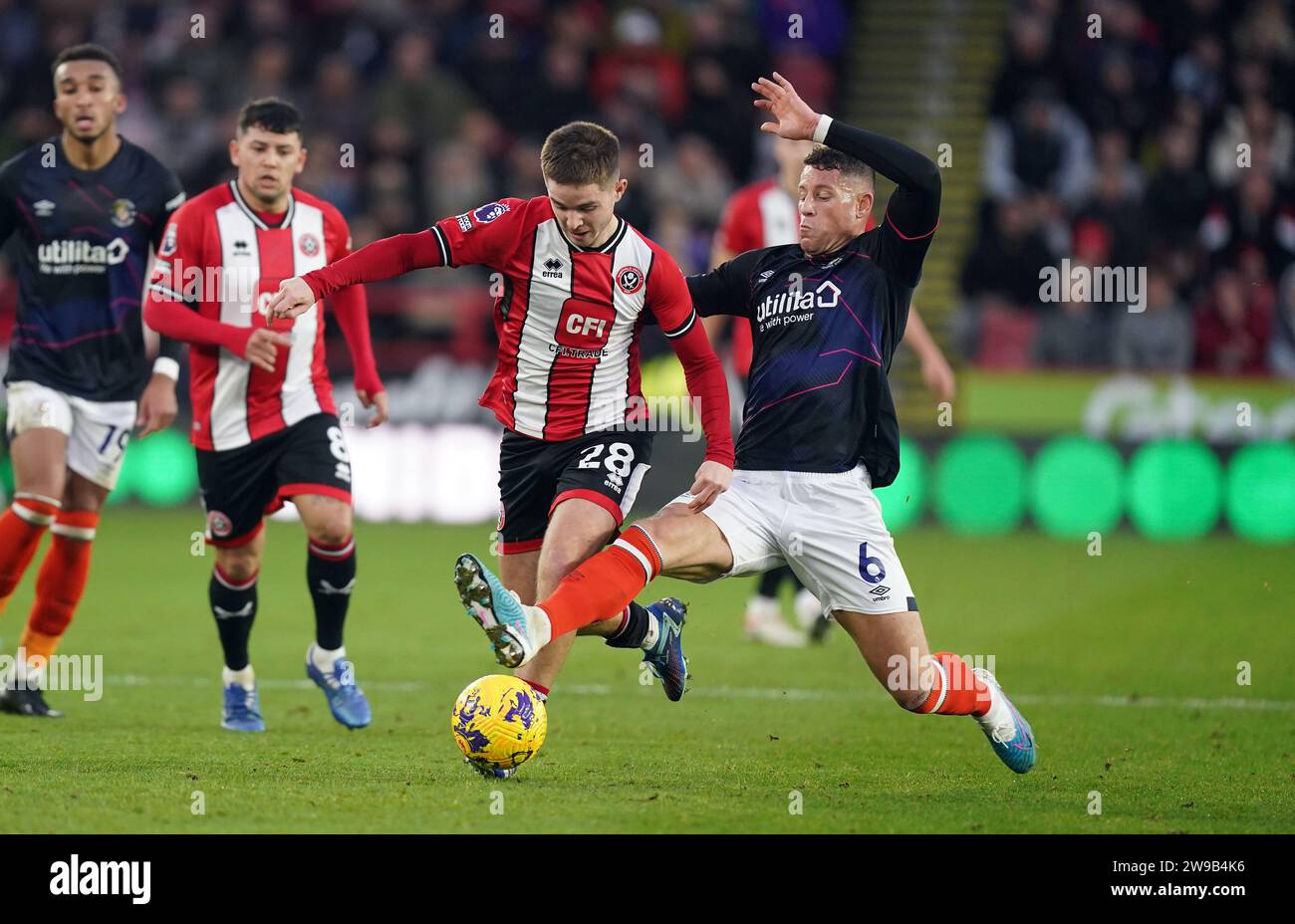 James McAtee (links) von Sheffield United und Ross Barkley von Luton ...