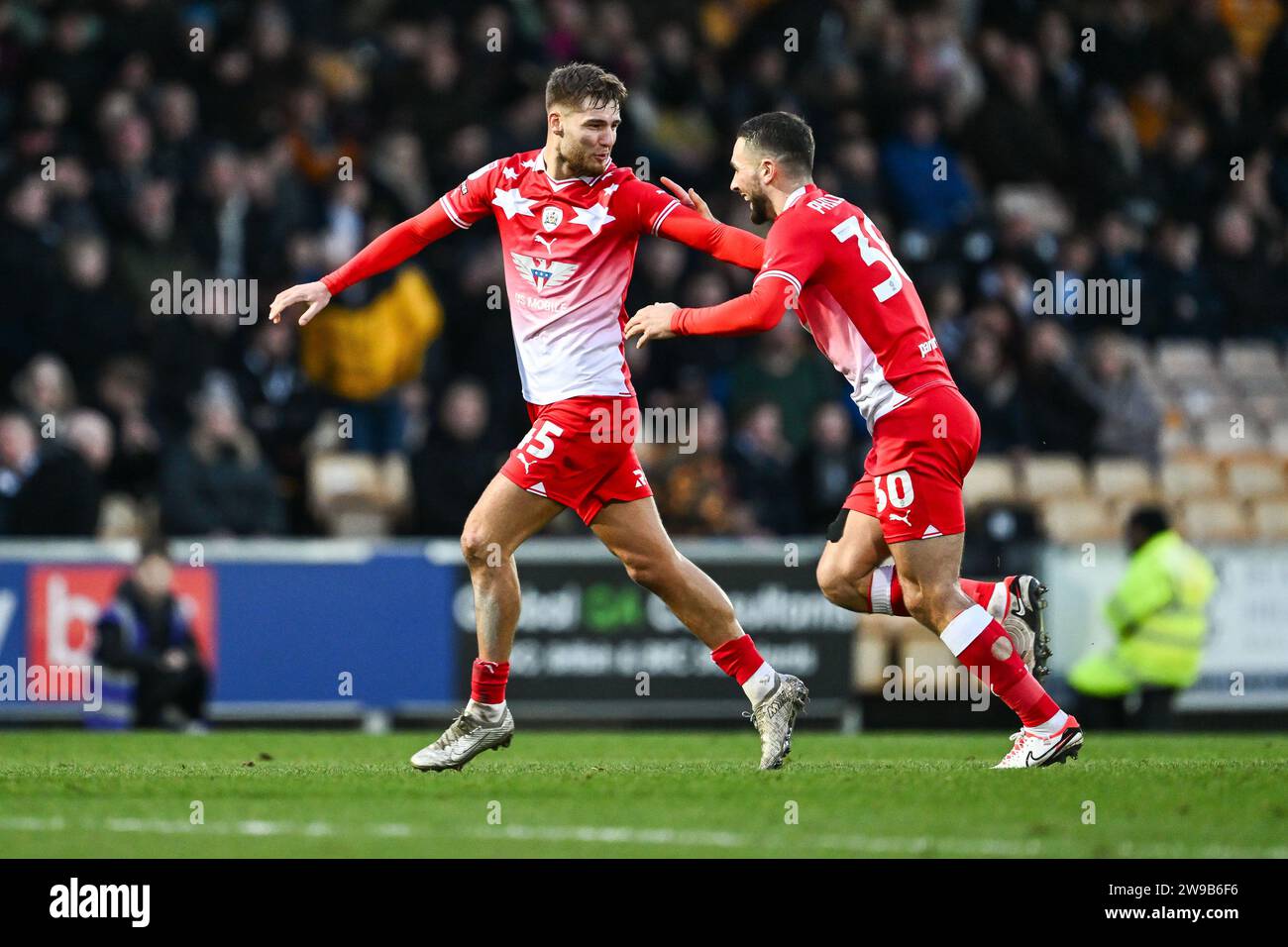 John McAtee #45 von Barnsley feiert sein Ziel, es 3-0 während des ...