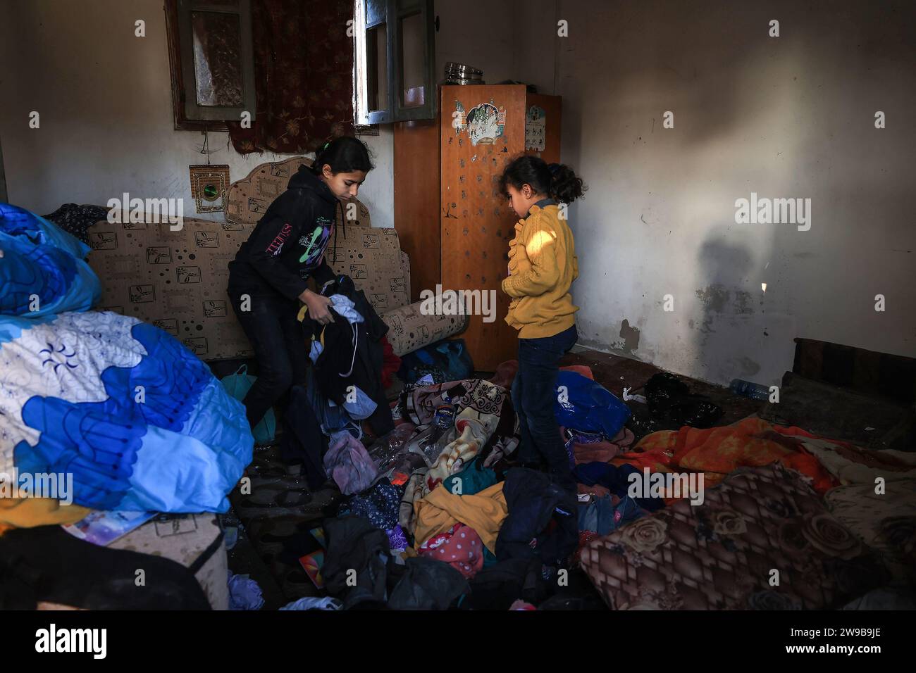 Rafah, Gaza. Dezember 2023. Palästinenser untersuchen die Schäden zu ...