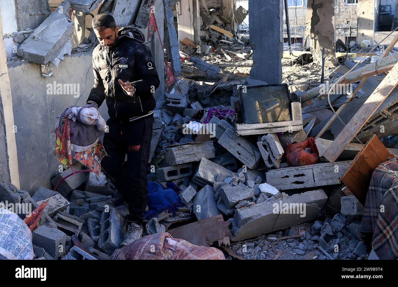 Rafah, Gaza. Dezember 2023. Die Palästinenser durchsuchen die Trümmer ...